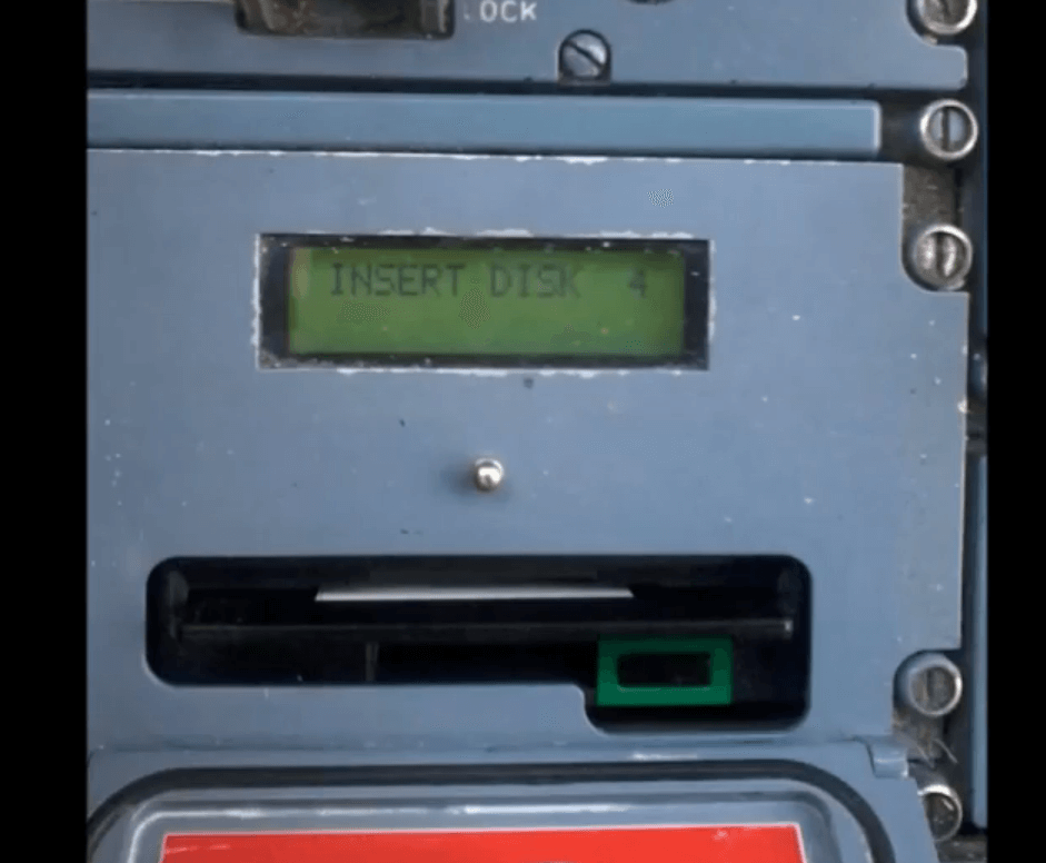 Airplanes Boing 747-400 and Airbus A320 still use 3.5 inch Floppy disks – Retro Hardware